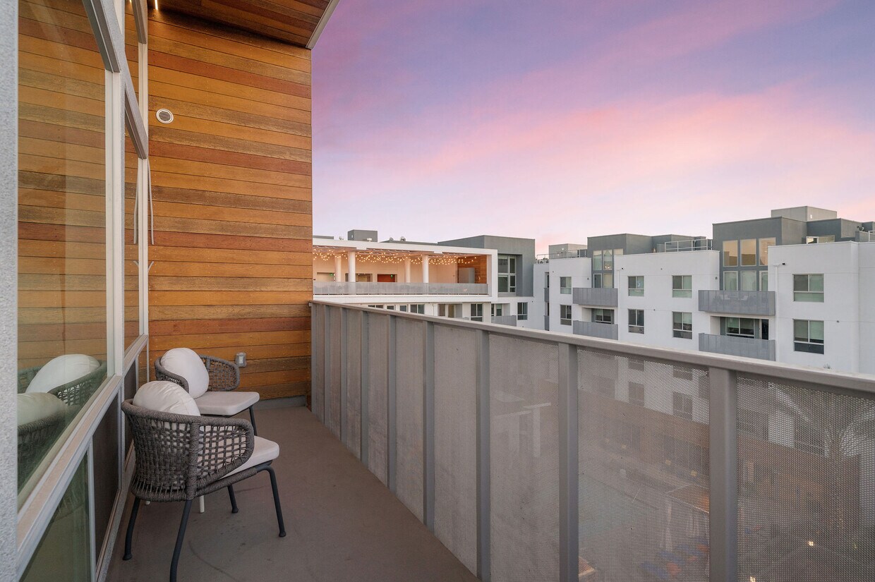 The Q Variel - Apartments in Woodland Hills, CA | Westside Rentals