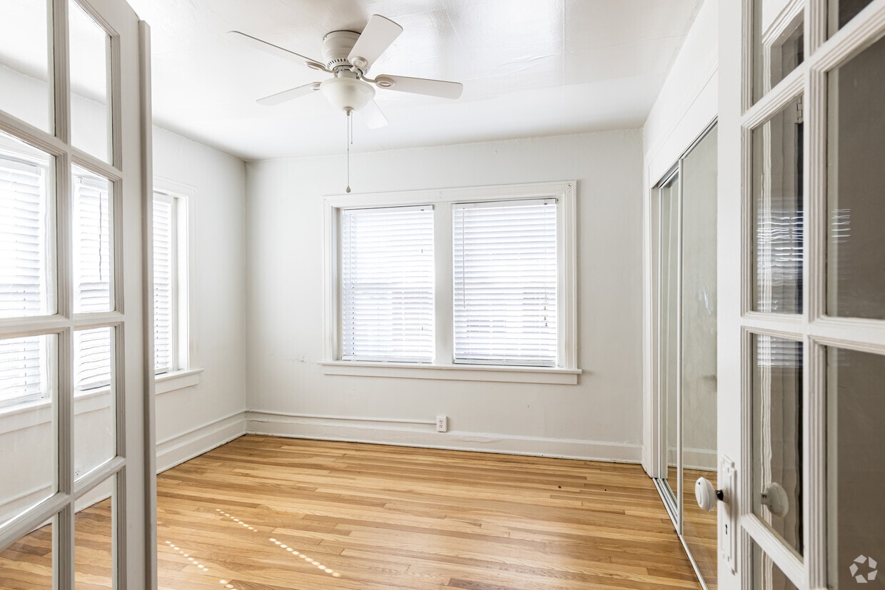 Brick House - 127-133 E 46th St Kansas City, MO 64112 | Apartments.com