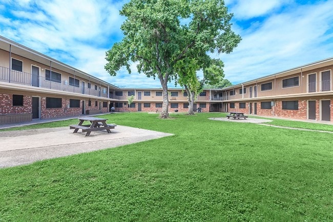 Oak Tree Apartments - 5909-5910 Royalgate Dr San Antonio, TX ...