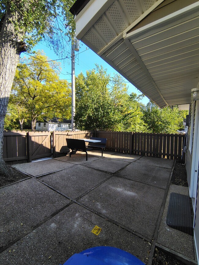 Apartments for Rent with Yard in Monroe Center IL