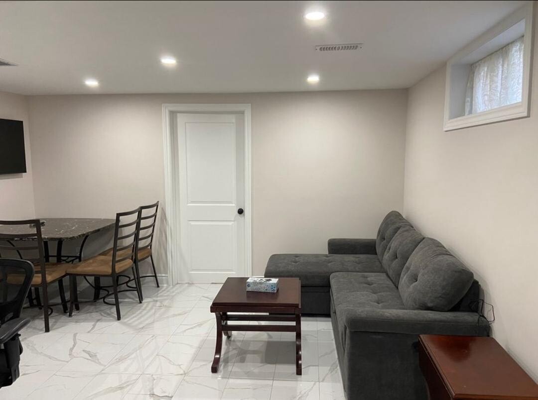 658 Gilmour St Unit 1, Ottawa, ON K1R 5M1 Apartments - 658 Gilmour St ...