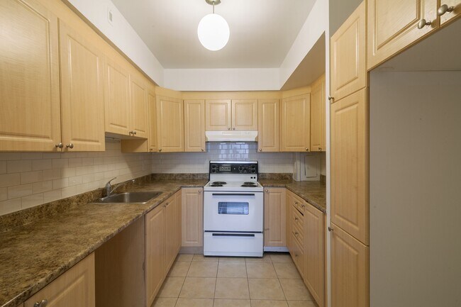 The Regency Apartments - 3545-3555 de la Côte-des-Neiges Montréal, QC ...
