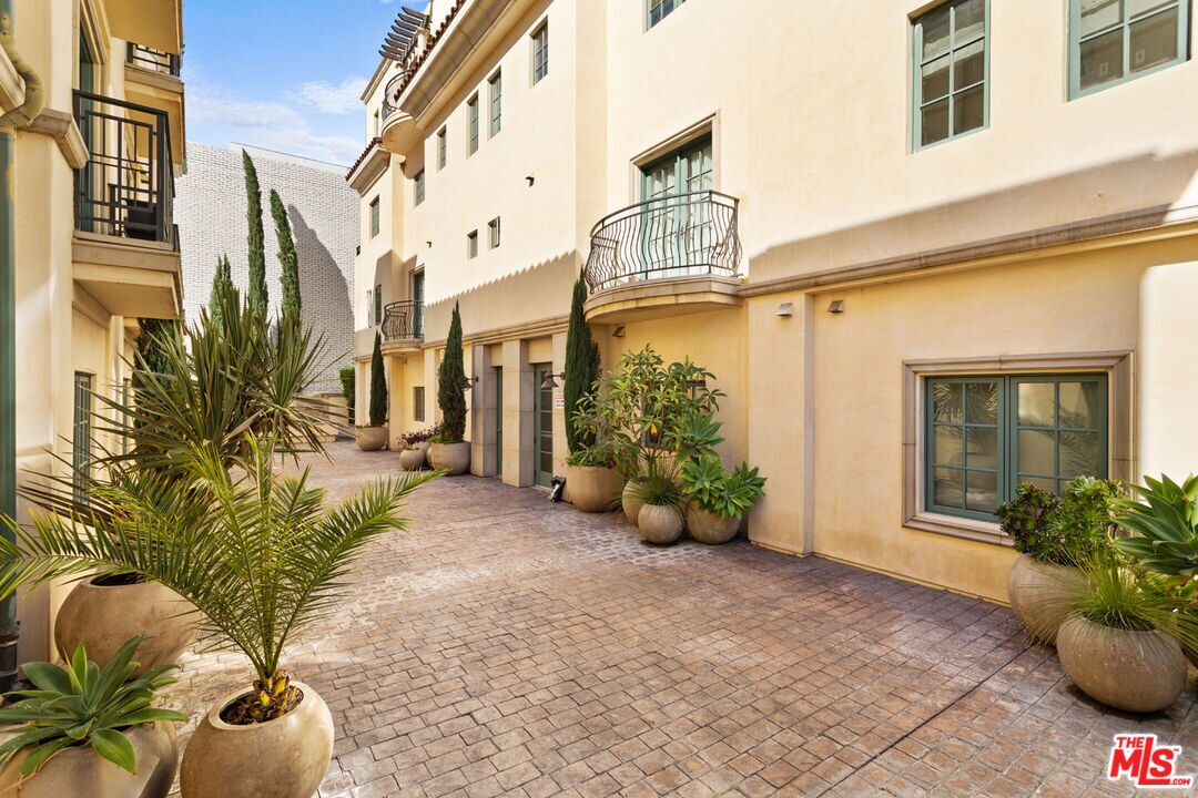 225 S Hamilton Dr Unit 303, Beverly Hills, CA 90211 - Condo for Rent in ...