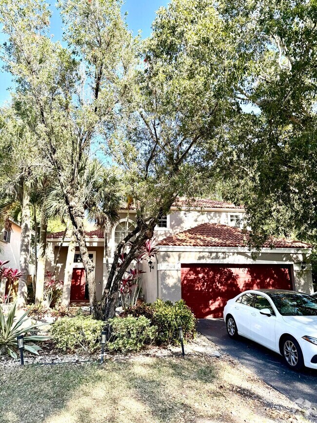 Lakes of Jacaranda Condominiums Apartments for Rent with a Walk-In ...