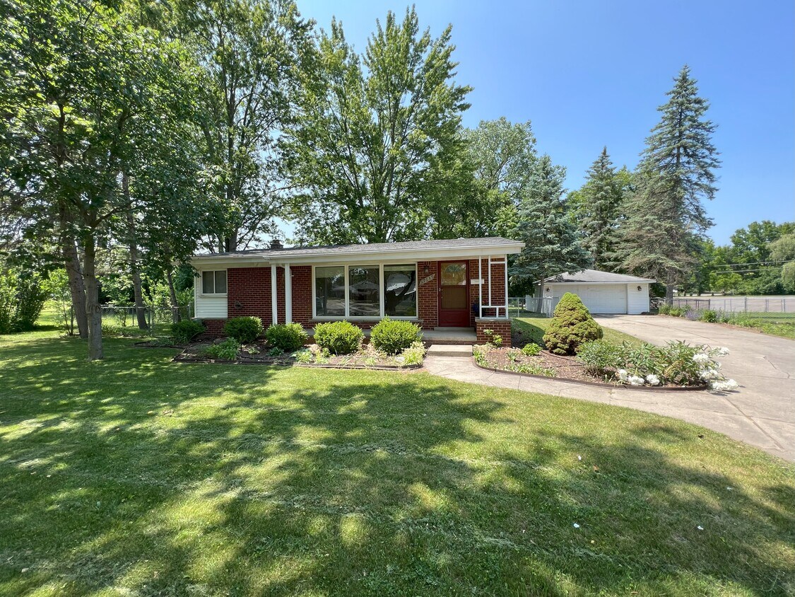 17639 Dolores St, Livonia, MI 48152 - House Rental in Livonia, MI ...