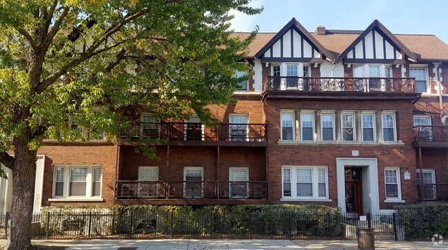 Clarendon Park Gated Apartments for Rent - Chicago, IL - 22 Rentals ...