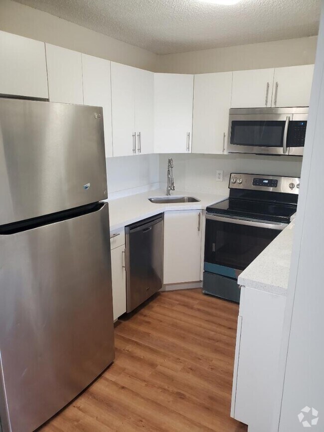 Pine Ridge North Apartments for Rent with Hardwood Floors - Greenacres ...