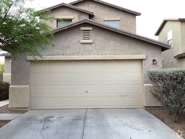 Julian Ranch West Apartments for Rent with a Living Room - Tucson, AZ ...