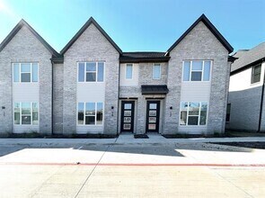 Downtown Farmers Branch Apartments for Rent with a Walk-In Closet ...