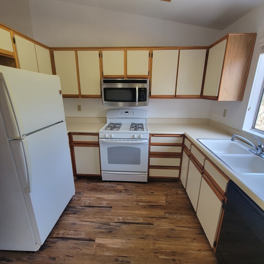 23215 Sherman Way Unit H, West Hills, CA 91307 - Condo for Rent in West ...