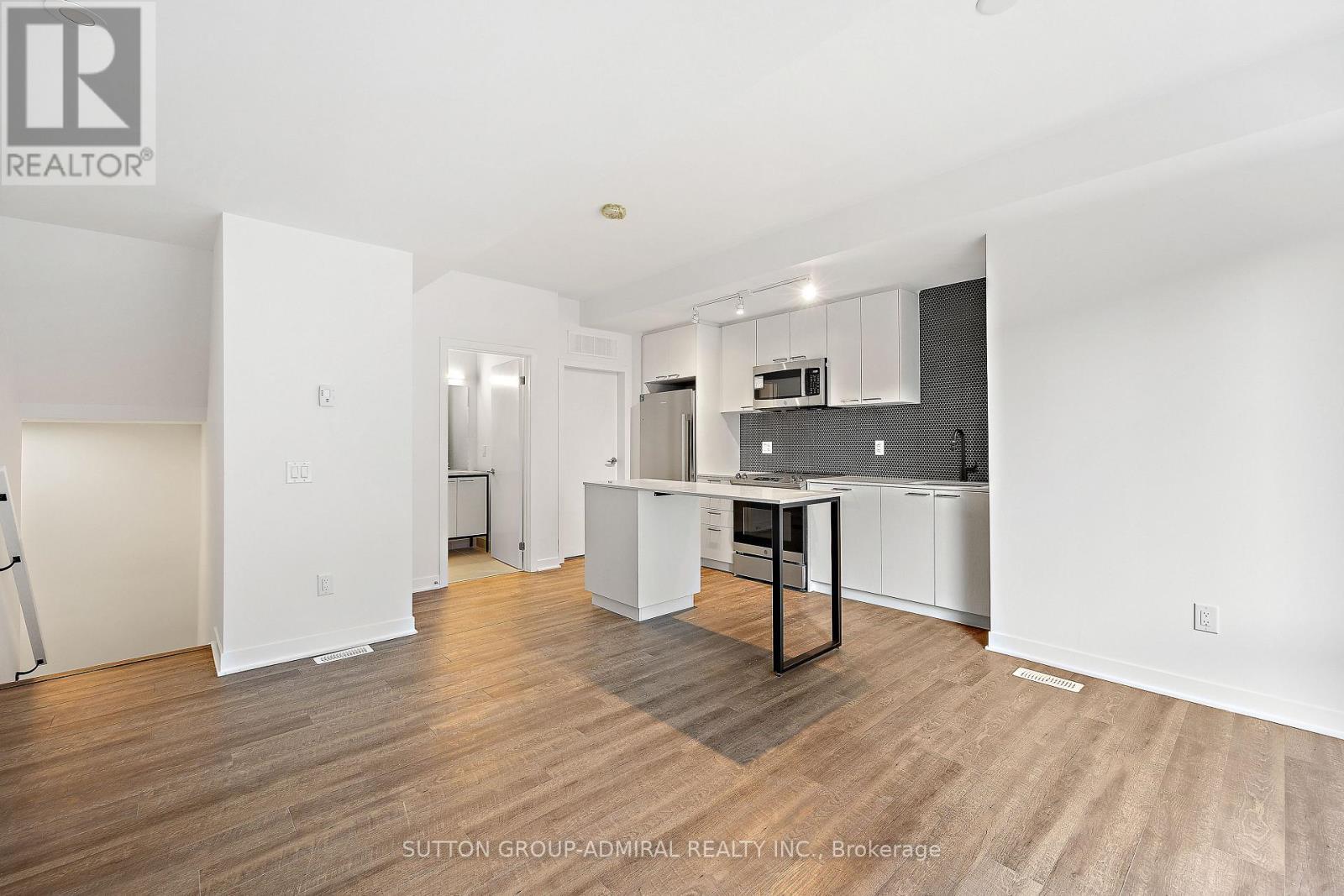 10 Ed Clark Gdns, Toronto, ON M6N 0B5 - Maison de Ville à Louer à ...
