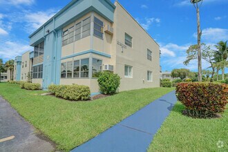Kings Point Burgundy Apartments for Rent with a Swimming Pool - Delray ...
