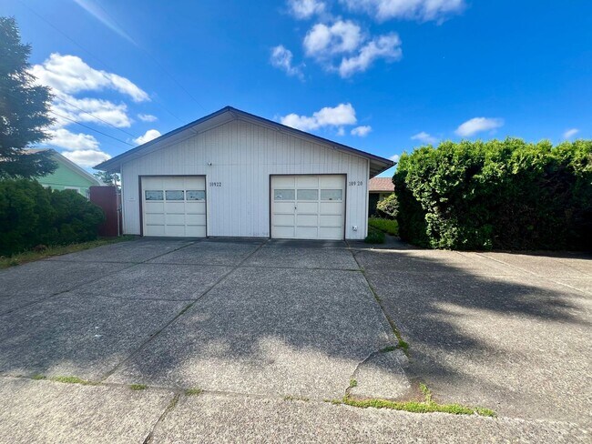 10920-10922 NE Glisan St Unit 10922, Portland, OR 97220 - Room for Rent ...