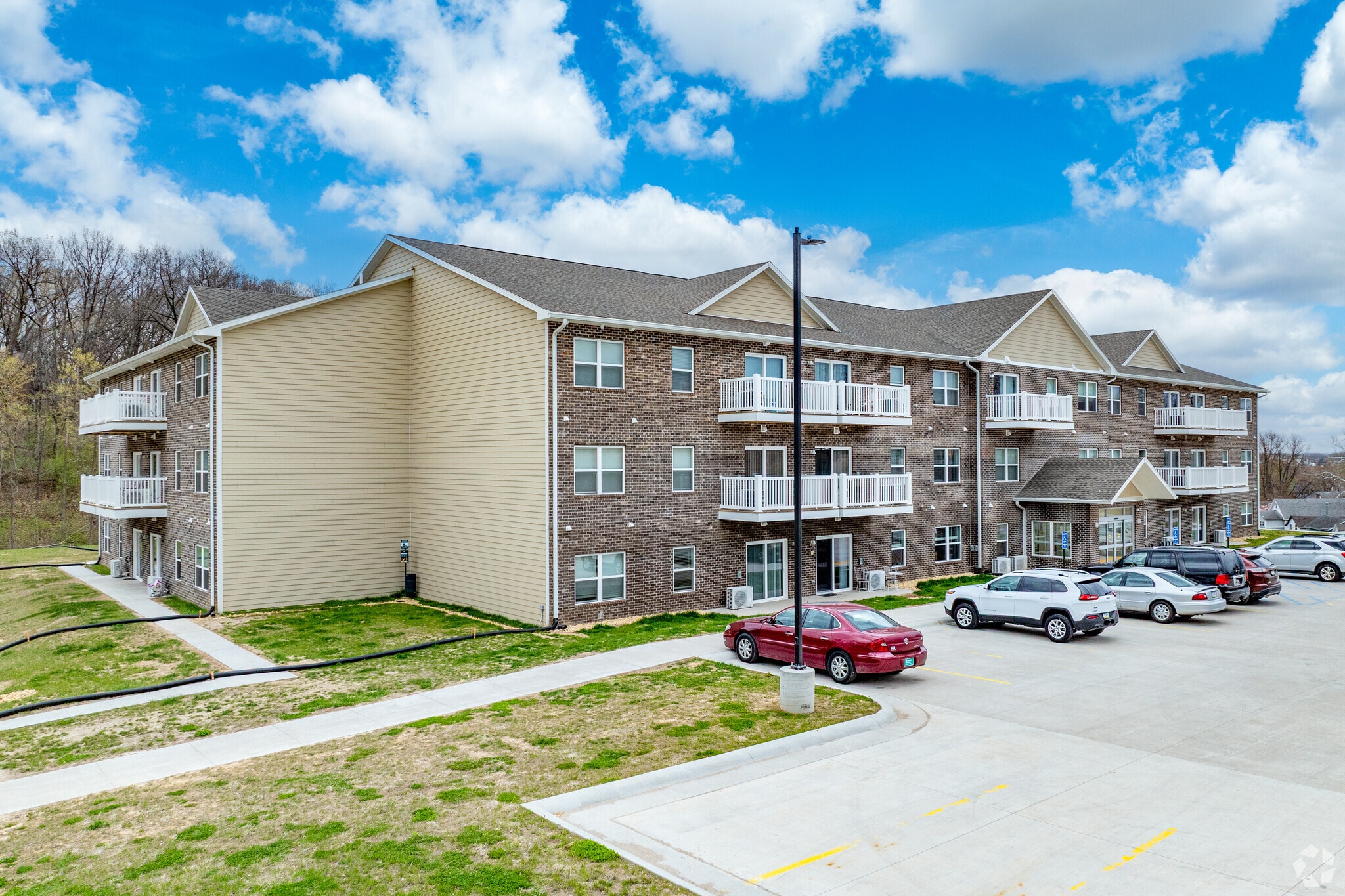 Cottage Bluff Apartments - 907 Ikes Peak Rd Clinton, IA 52732 ...