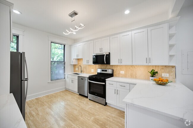 Ranch Triangle Apartments for Rent with Hardwood Floors - Chicago, IL ...