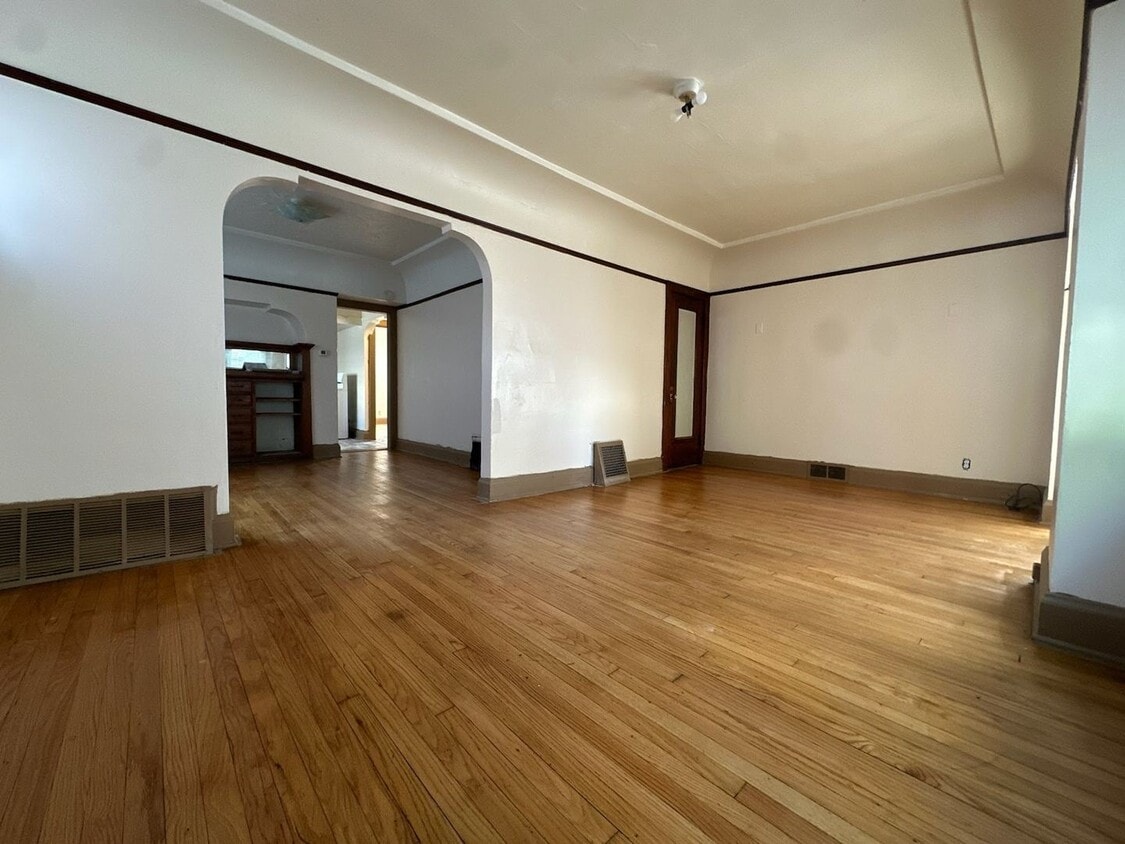 1125 W Mineral St Unit Front, Milwaukee, WI 53204 - Room for Rent in Milwaukee, WI | Apartments.com