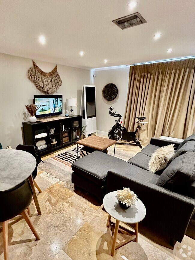 Woods Lake Apartments for Rent with a Walk-In Closet - Miami, FL - Updated Today | Apartments.com