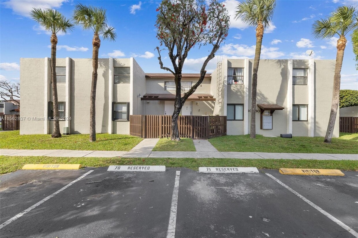 10050 NW 9th St Cir, Miami, FL 33172 - Townhome Rentals in Miami FL ...