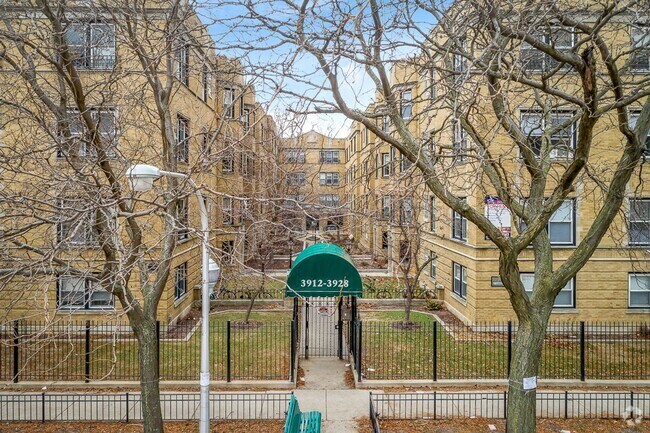 Sheridan Station Corridor Gated Apartments for Rent - Chicago, IL ...