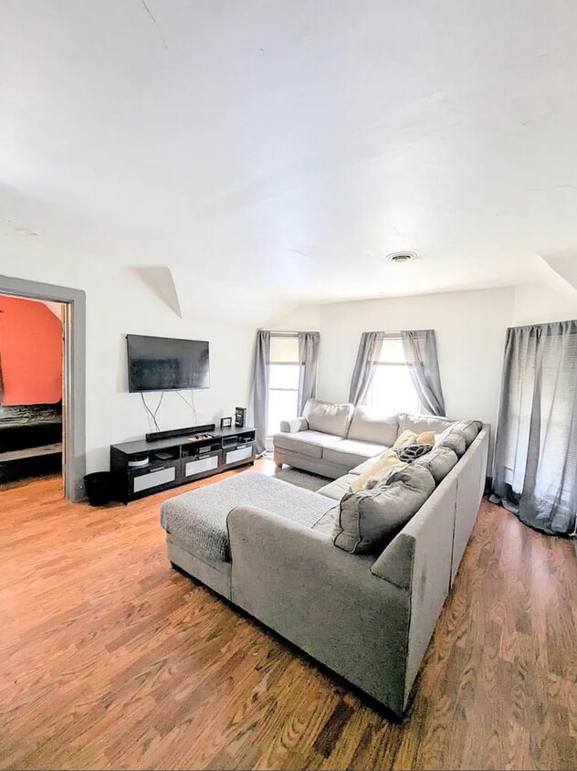 2435 S Burrell St Unit Upper, Milwaukee, WI 53207 - Milwaukee, WI ...