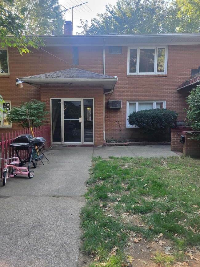 17506 Nottingham Rd Unit # 2, Cleveland, OH 44119 - Room for Rent in ...