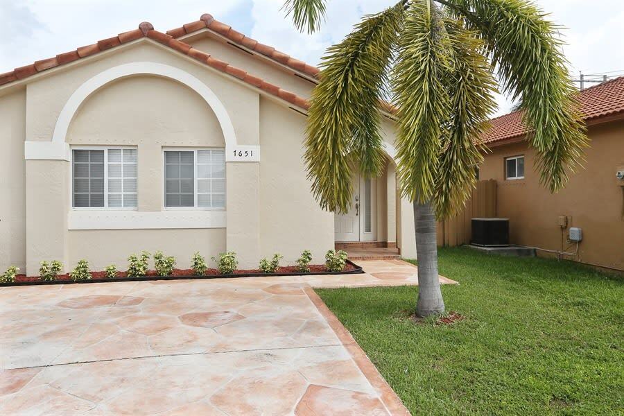 7651 NW 168th Ter - Alquileres en Hialeah, FL | Apartamentos.com