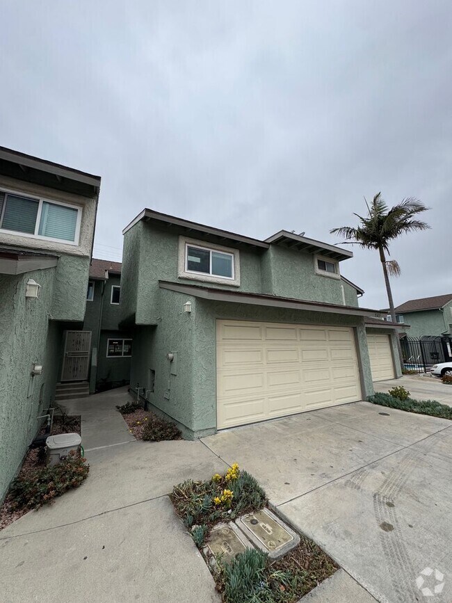 Cypress Gardens Apartments for Rent with a Living Room - Oxnard, CA ...
