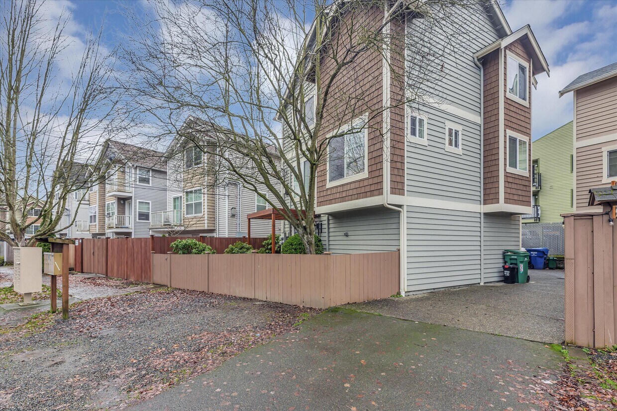 11731 16th Ave NE, Seattle, WA 98125 - Townhome Rentals in Seattle WA ...