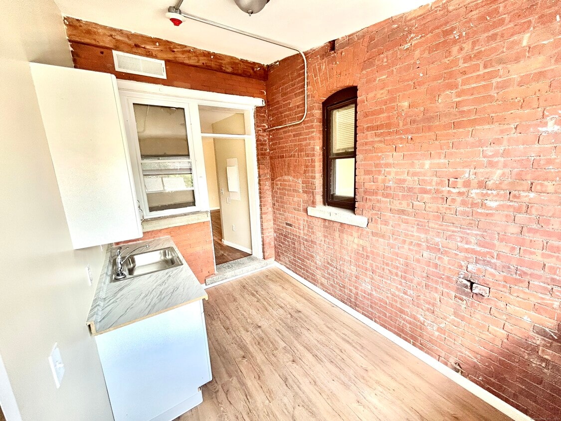 135 W Main St Unit 4F, Waterbury, CT 06702 - Room for Rent in Waterbury, CT | Apartments.com