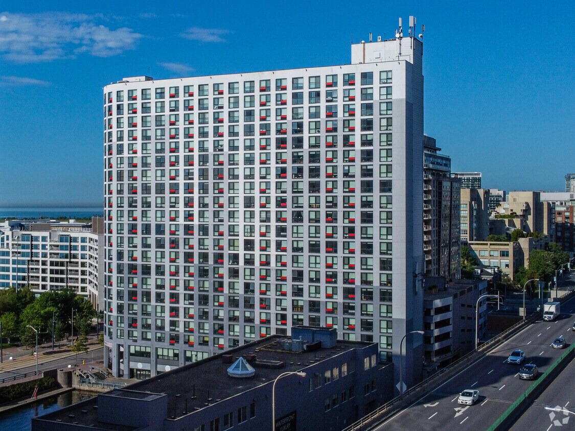 Maple Leaf Quay Appartements - 350 Queens Quay W Toronto, ON ...