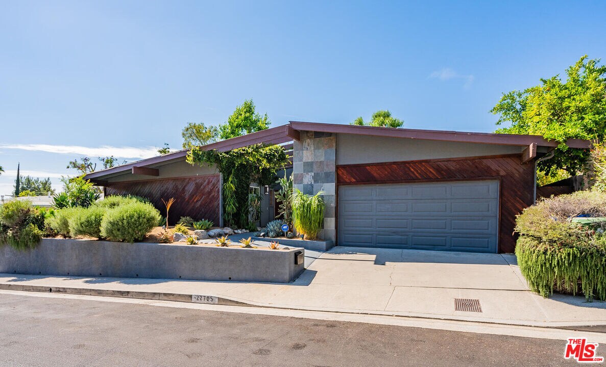 22705 CRESPI St, WOODLAND HILLS, CA 91364 - House Rental in WOODLAND ...