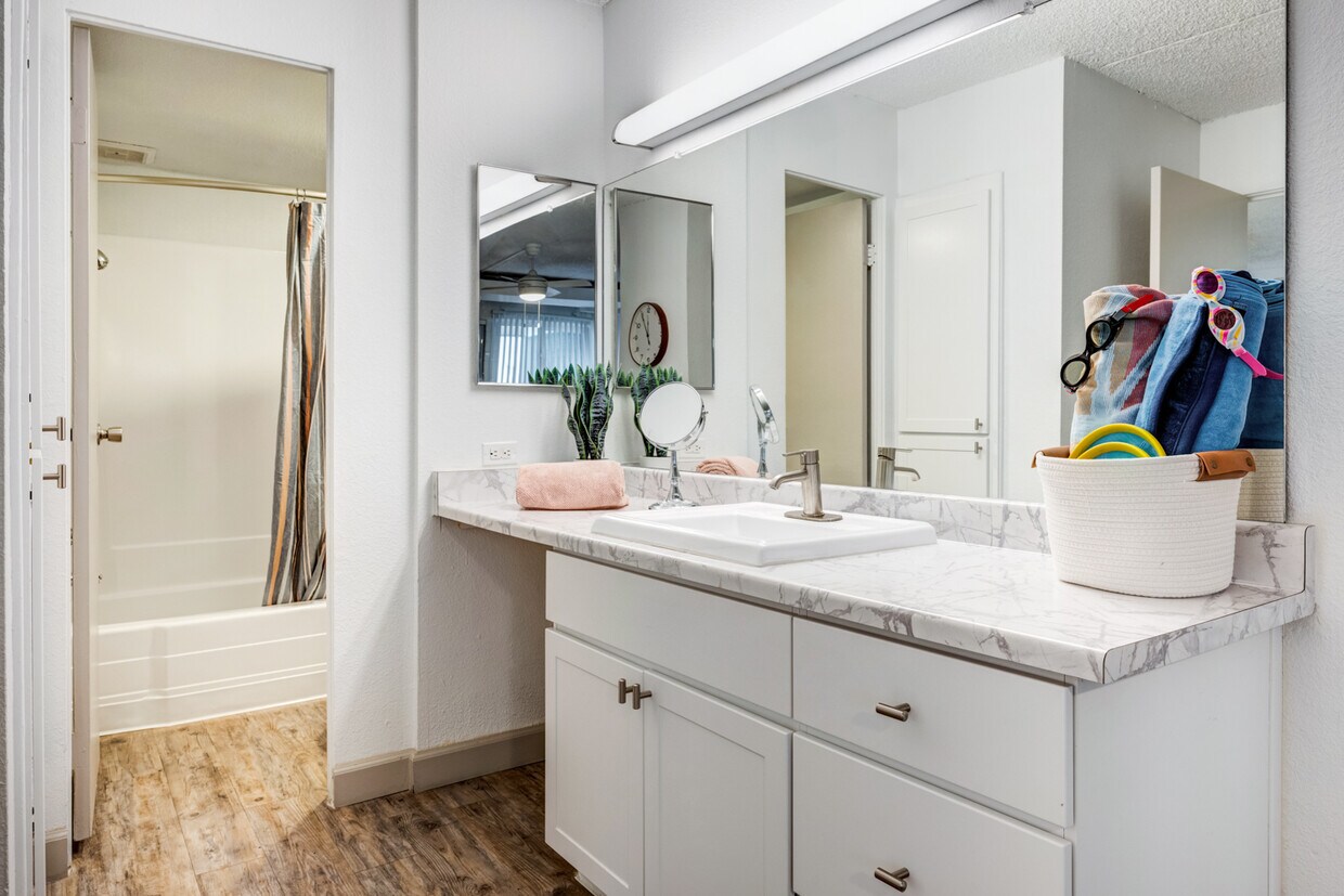 Capri on Camelback - 5115 N 40th St Phoenix, AZ 85018 | Apartments.com