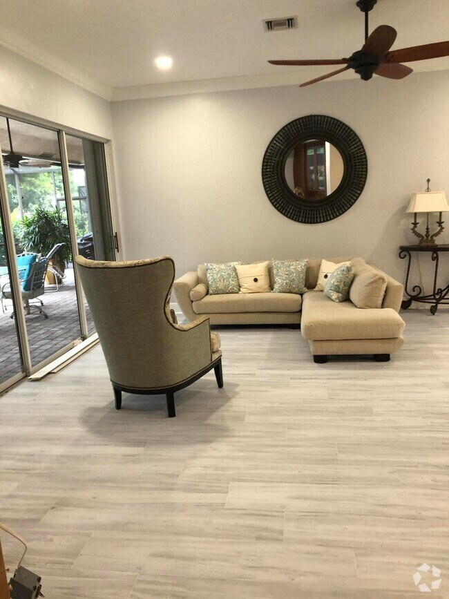 Lynton Circle Of Greenview Shores II Apartments for Rent with Hardwood ...