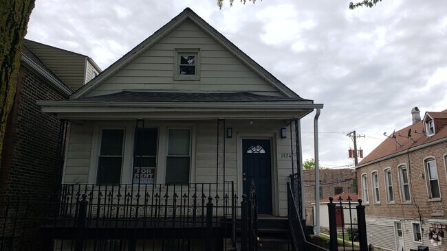 Little Village Apartments for Rent with High Ceilings - Chicago, IL - 7 ...