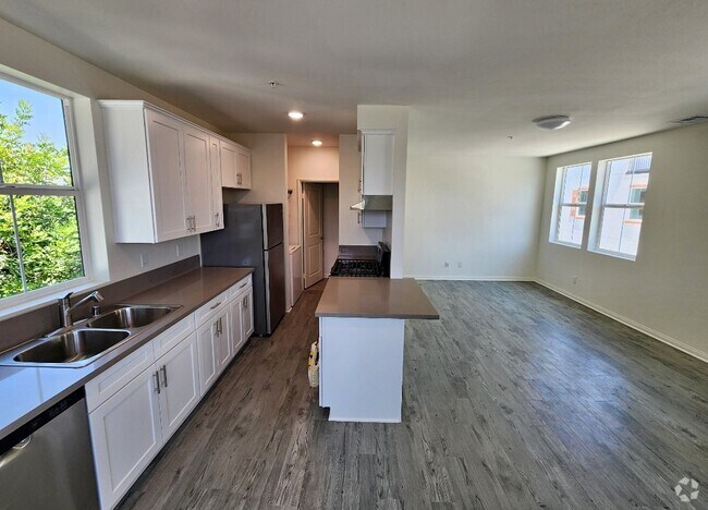 Apartments for Rent with a Walk-In Closet in Charter Oak CA