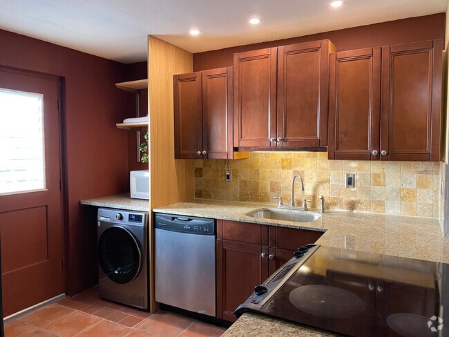 Boca Teeca Condominiums Apartments for Rent with a Walk-In Closet ...