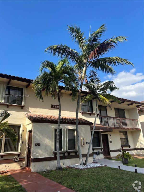 International Princess Apartments for Rent with Hardwood Floors - Miami ...