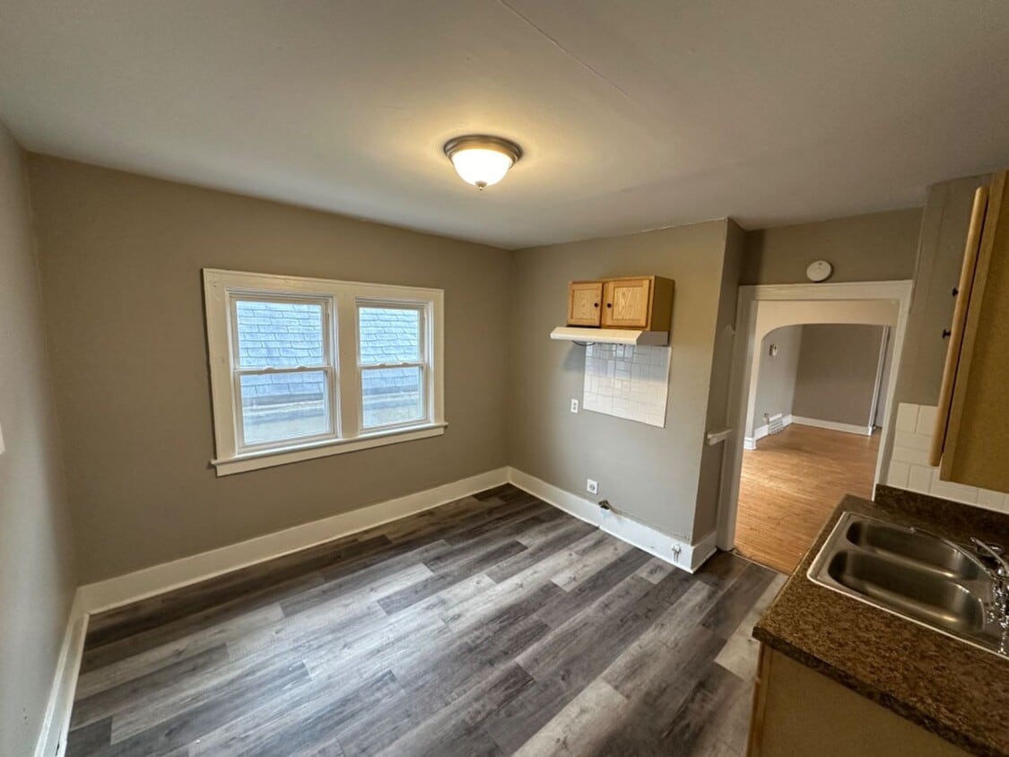 2638-2640-2640 N 17th St Unit 2638 Upper, Milwaukee, WI 53206 - Room ...