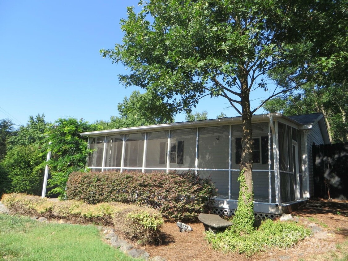 6735 Dixie River Rd, Charlotte, NC 28278 - House Rental in Charlotte, NC | Apartments.com