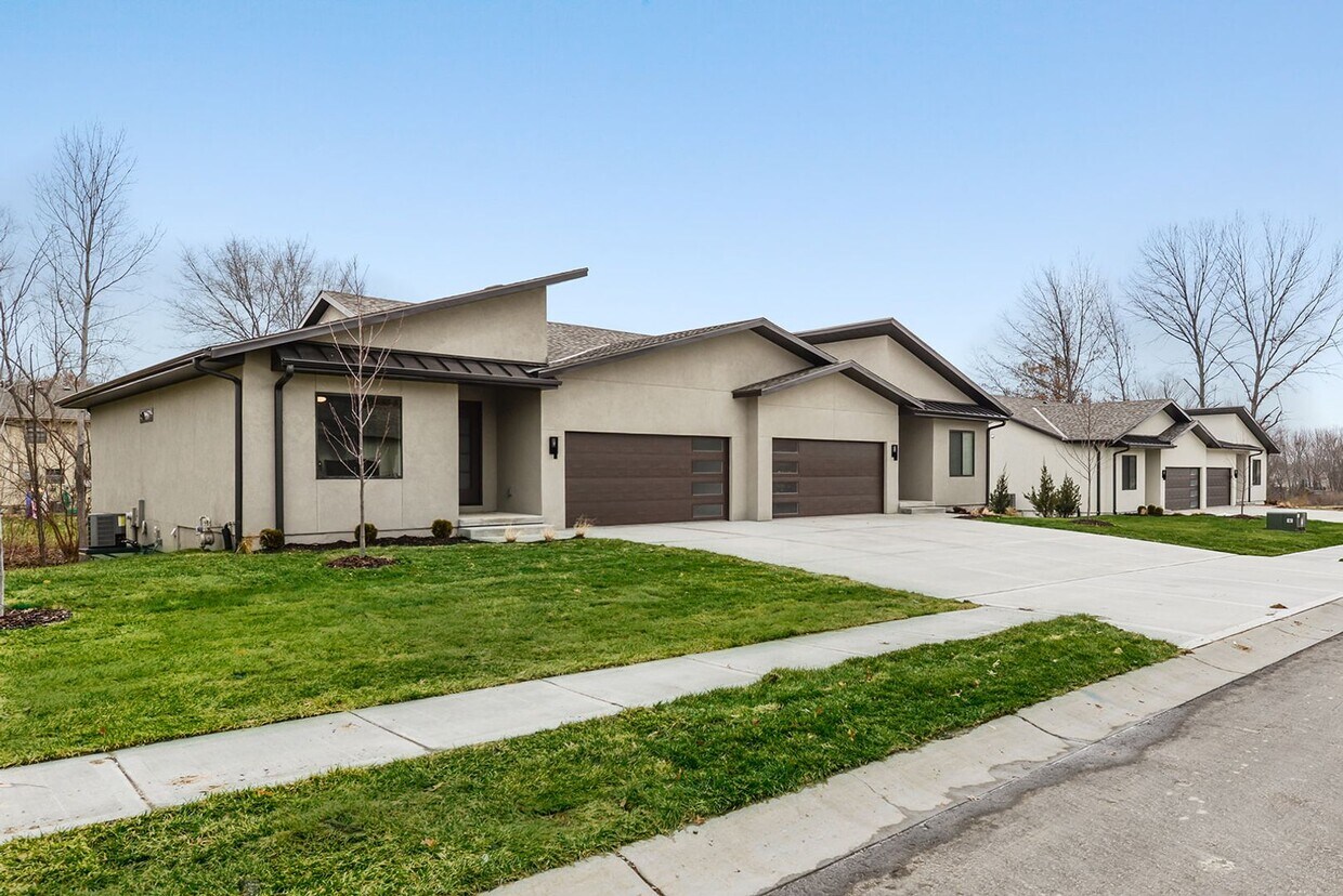 104-106 Amberwood Ct, Raymore, MO 64083 - Townhome Rentals in Raymore ...