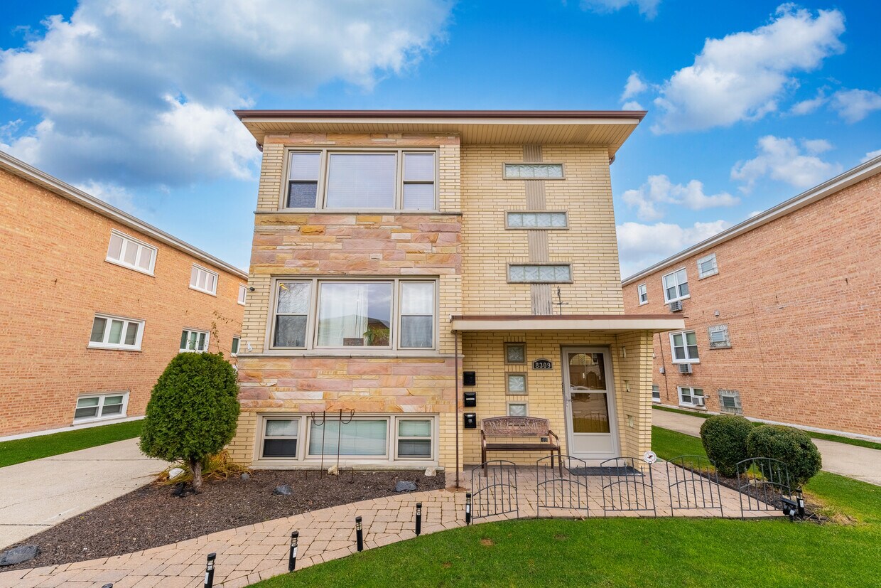 8309 W Berwyn Ave, Chicago, IL 60656 - House Rental in Chicago, IL ...