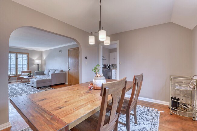 6132 W Wells St, Wauwatosa, WI 53213 - Townhome Rentals in Wauwatosa WI ...