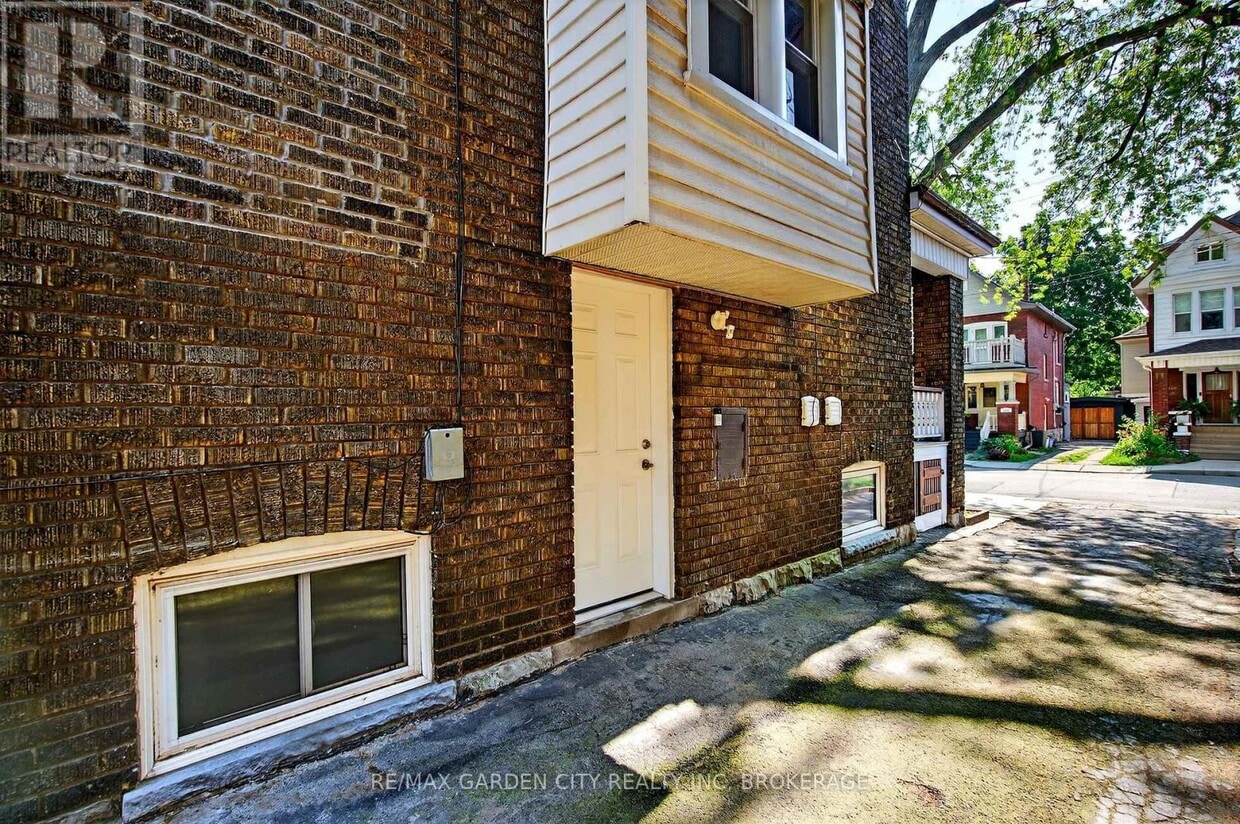 104 Carrick Ave Unit LOWER, Hamilton, ON L8M 2W6 - Apartment for Rent ...