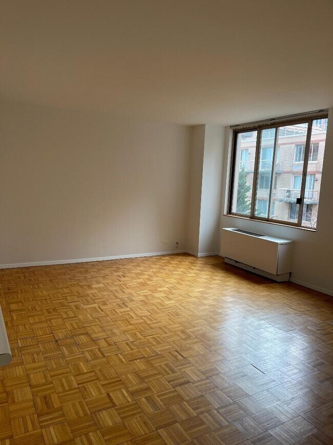 393 W 49th St Unit 4KK, New York, NY 10019 - Room for Rent in New York ...