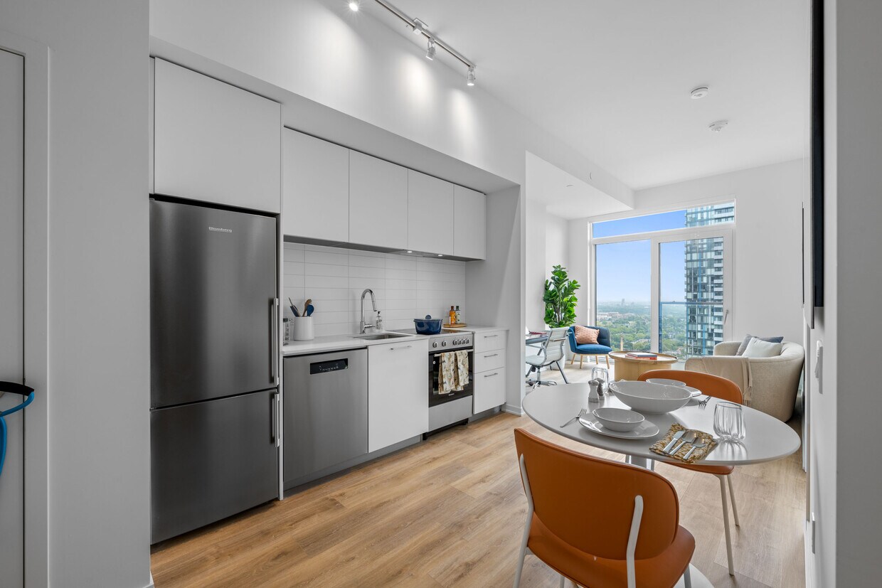 The Hampton - West Tower Apartments - 101 Roehampton Av Toronto, ON ...