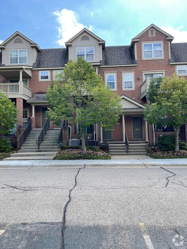 Arbor Hills Condominiums Apartments for Rent with a Walk-In Closet ...