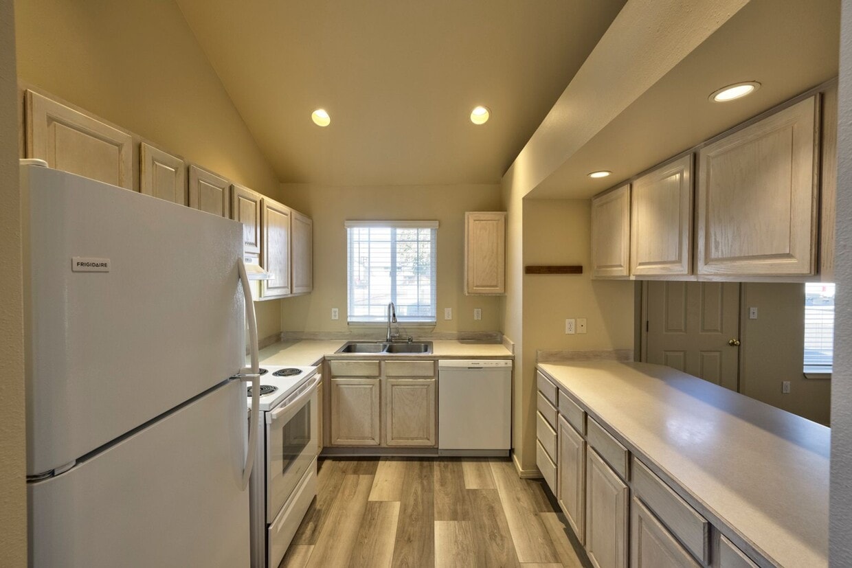 1442 NE Covington Ln, Bend, OR 97701 - Townhome Rentals in Bend OR ...