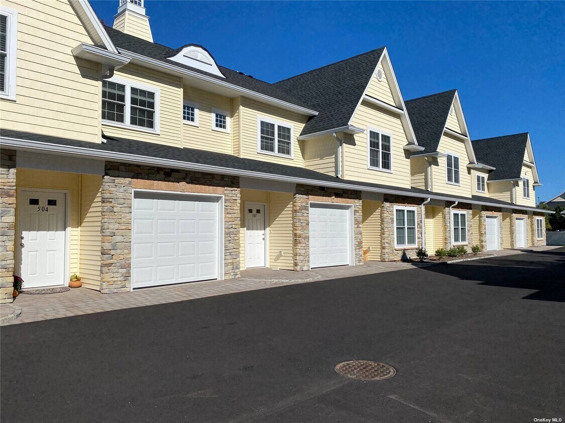 16 Creek Rd Unit 507, Halesite, NY 11743 - Room for Rent in Halesite, NY | Apartments.com