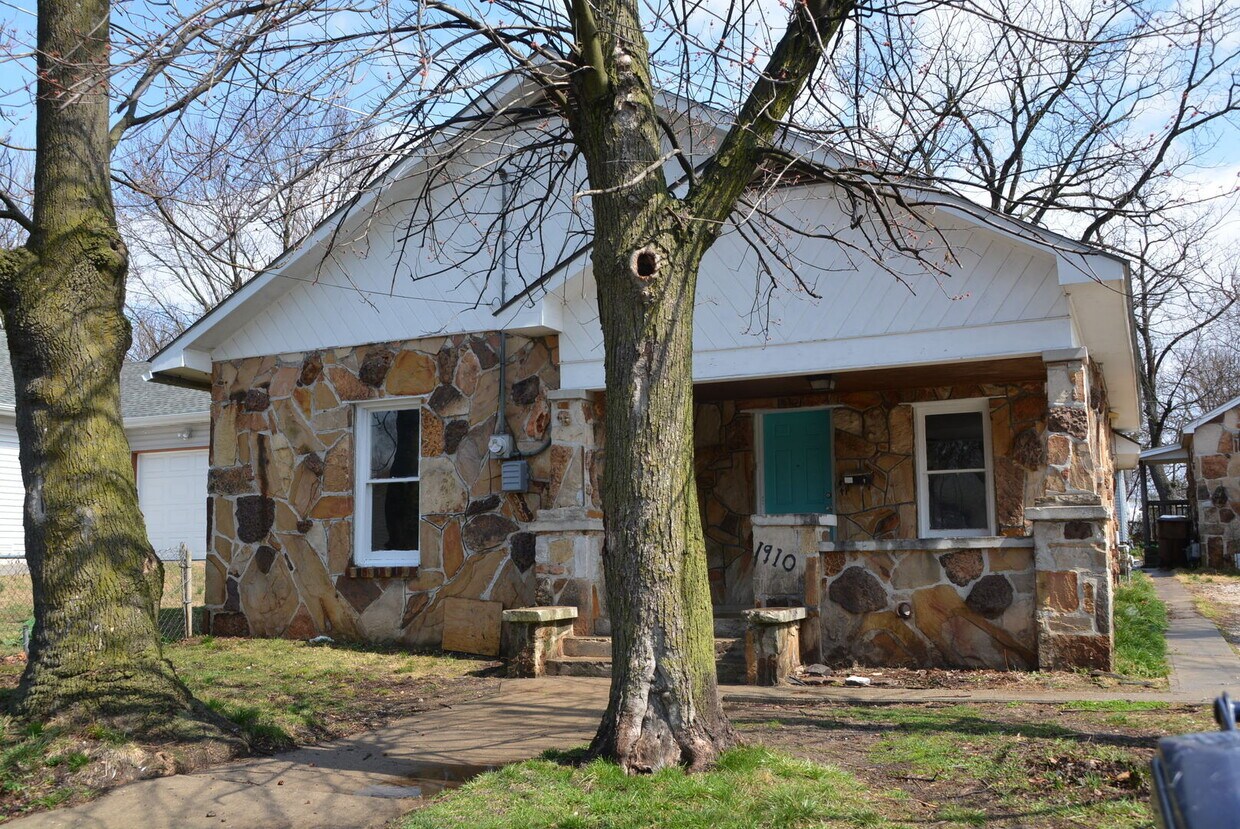 1910 N Lyon Ave Unit Front, Springfield, MO 65803 - Room for Rent in ...