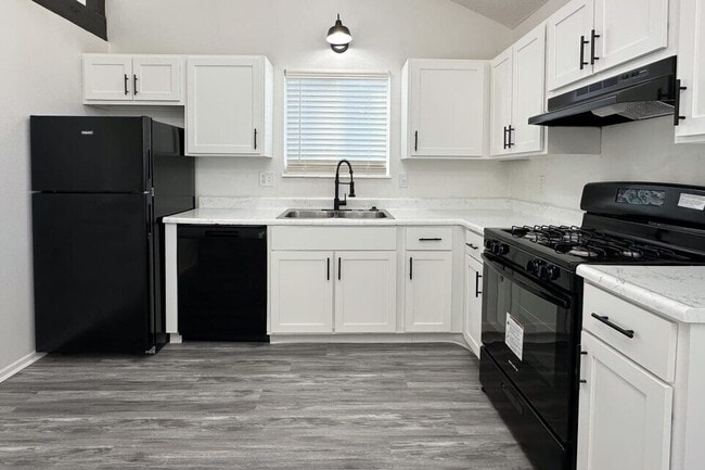 Apartments for Rent with High Ceilings Near Blue Springs Manor South ...